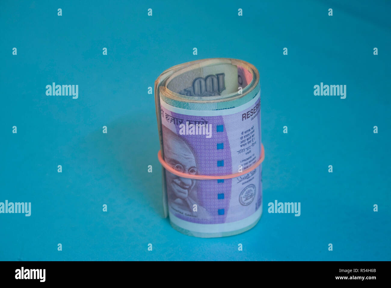 2000 and 100 rupee Bundle banknote India Stock Photo - Alamy