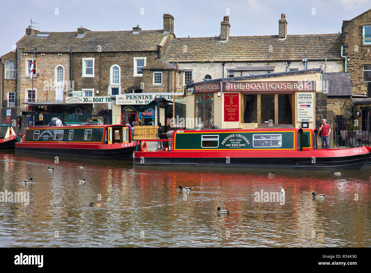 SKIPTON, NORTH YORKSHIRE, ENGLAND, UK. 31st MAY 2018. Barges and ...