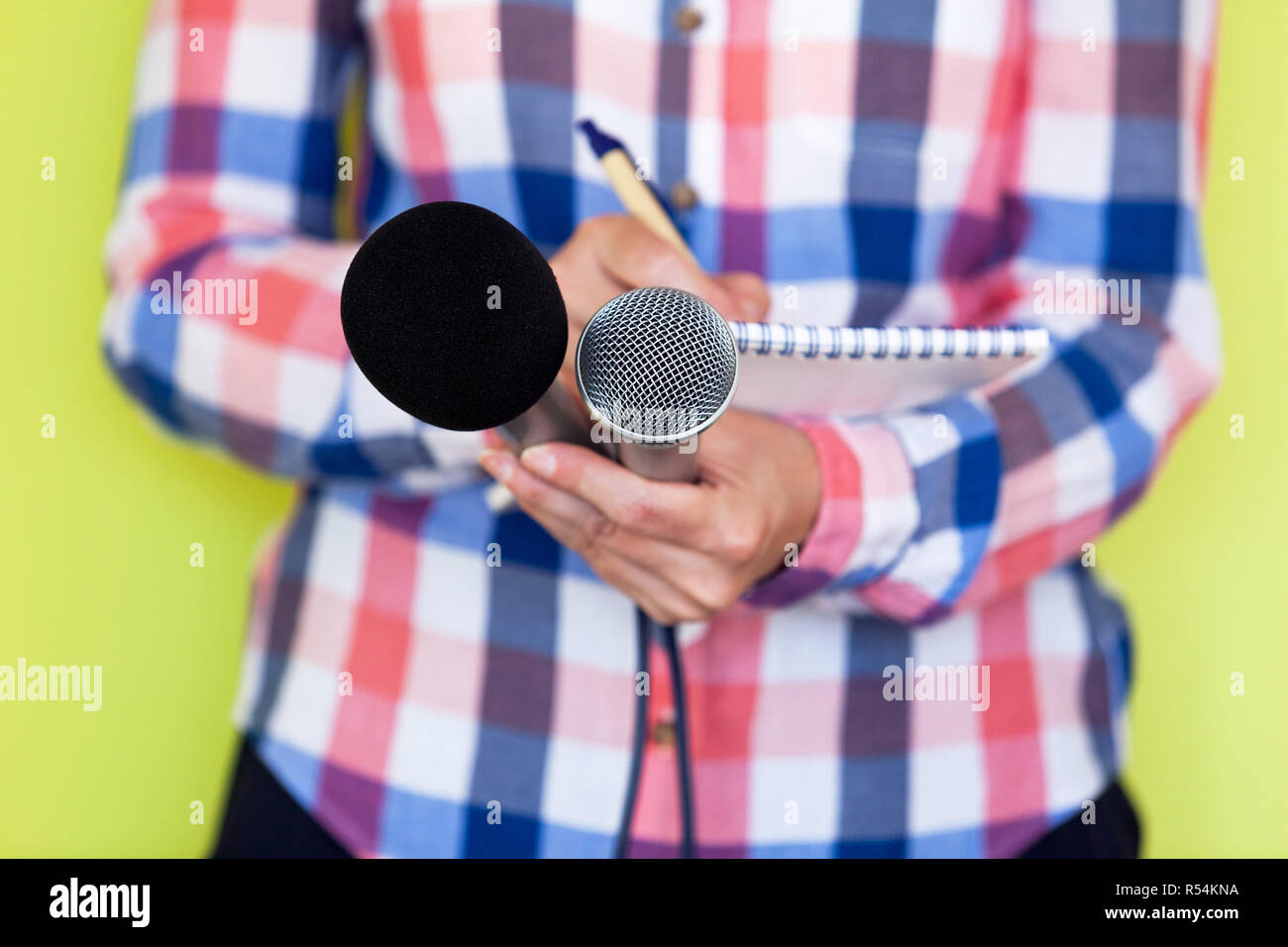 Journalist taking notes news hi-res stock photography and images - Alamy