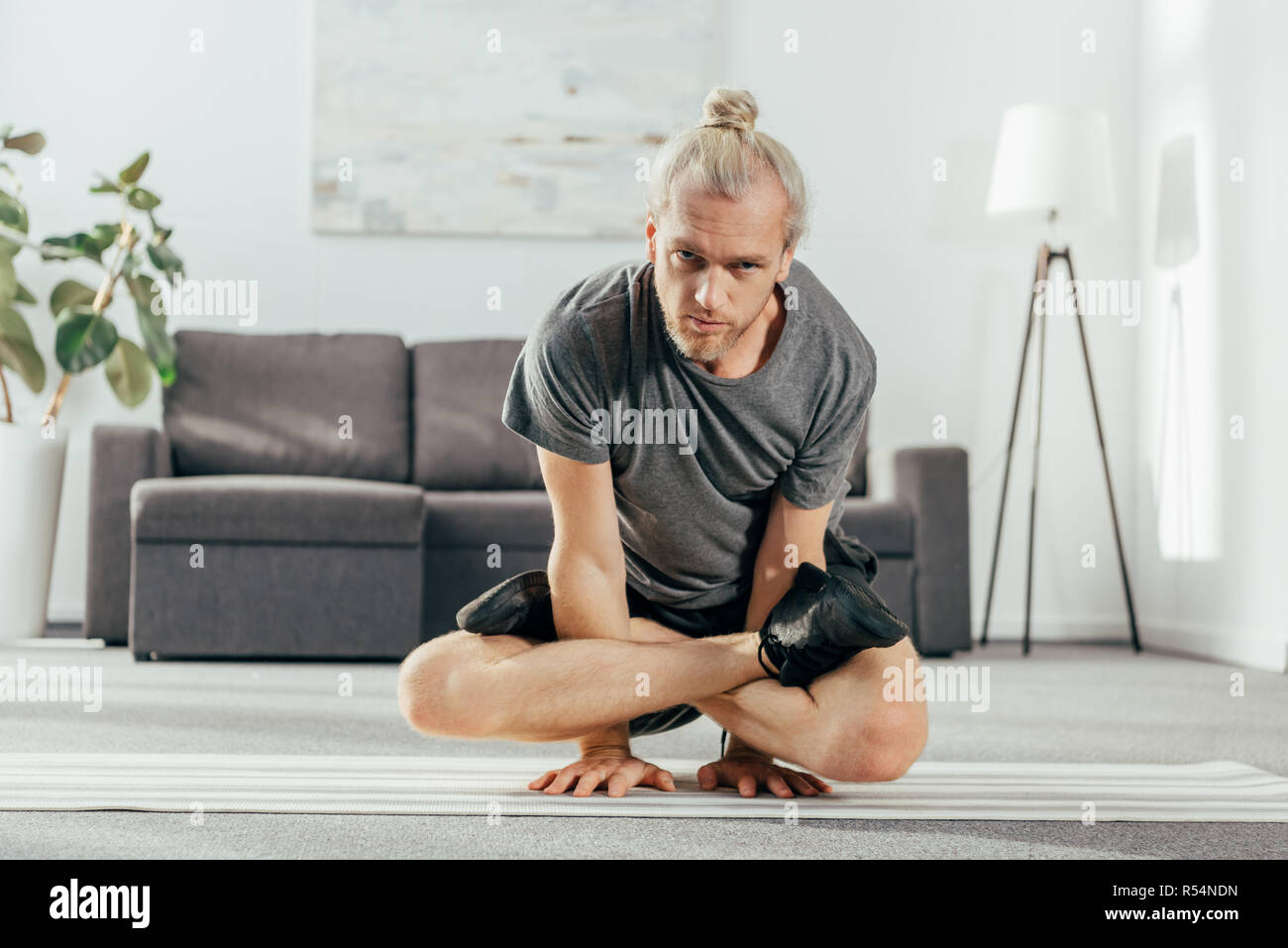 Man crossed arms legs hi-res stock photography and images - Alamy