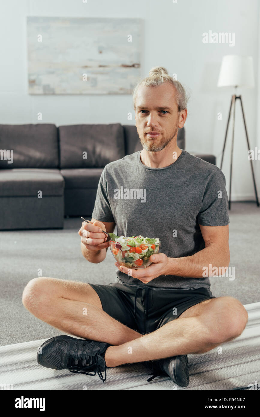 Man eating vegetable muscular hi-res stock photography and images - Alamy