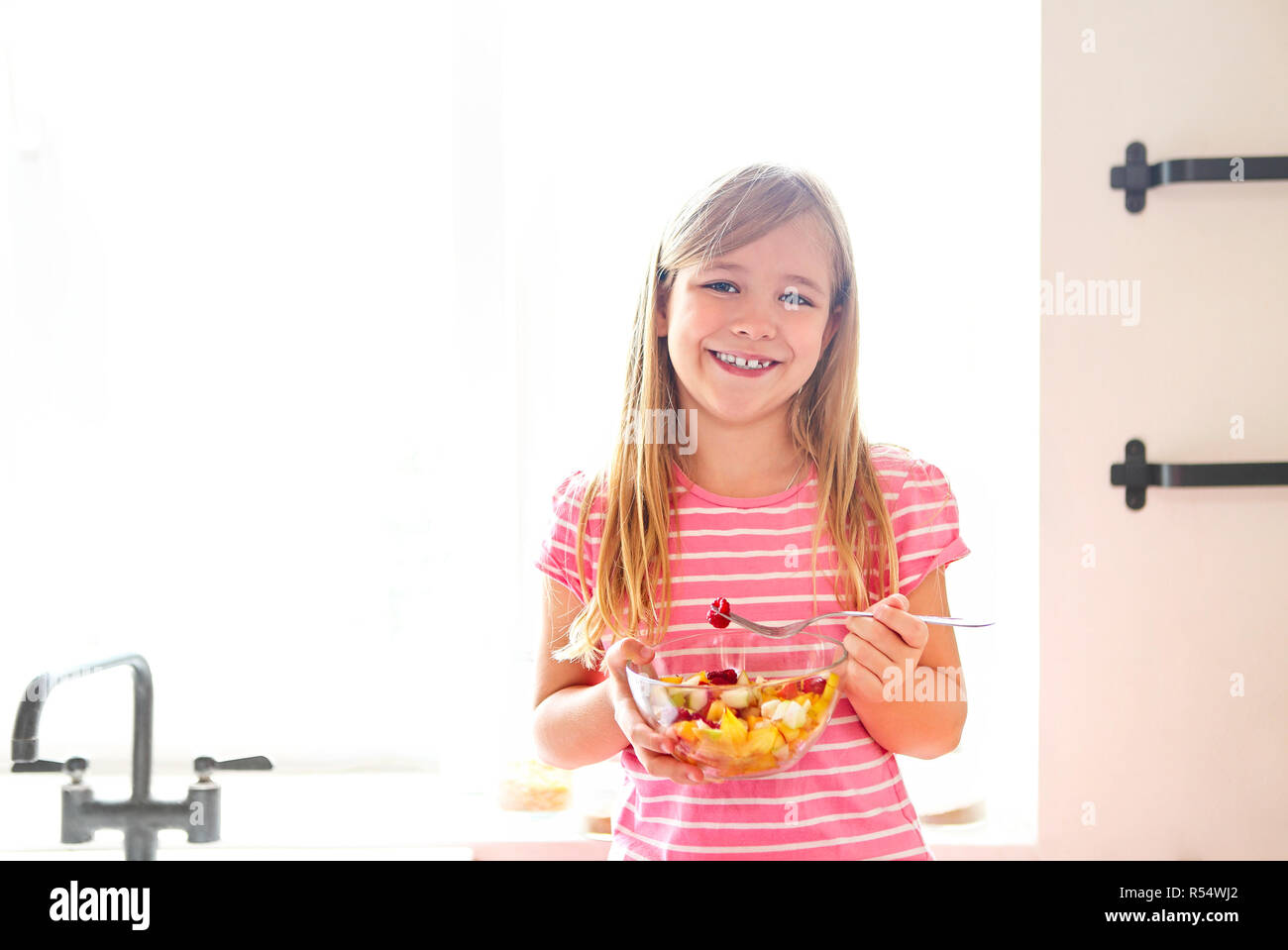 Kids eating salad hi-res stock photography and images - Alamy