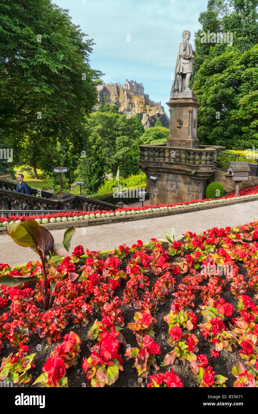 Edinburgh castle flowers hi-res stock photography and images - Alamy