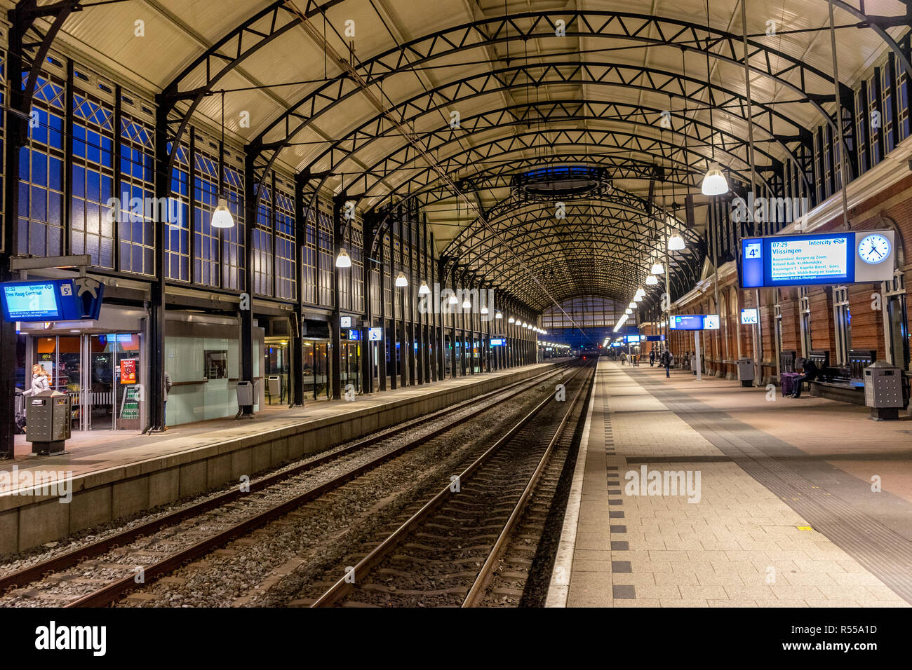 Den haag hollands spoor railway station hi-res stock photography and ...