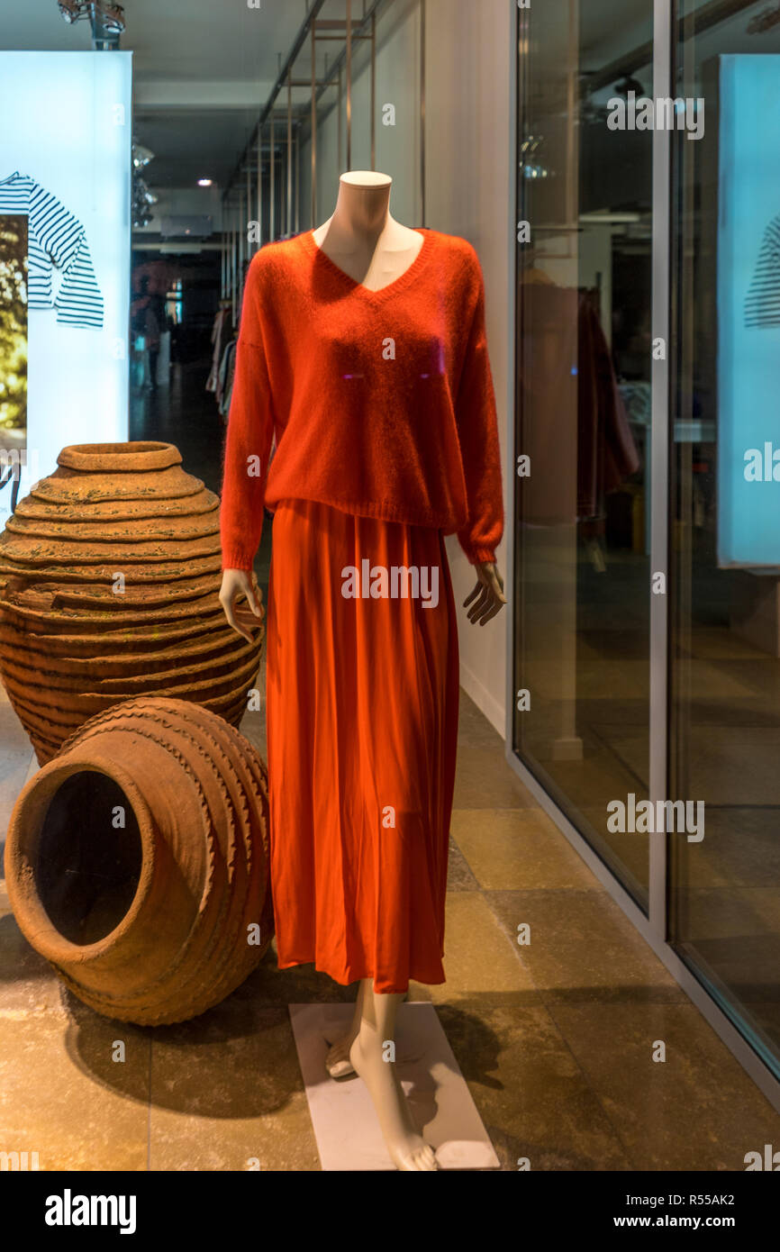 Mannequin medieval clothing hi-res stock photography and images - Alamy