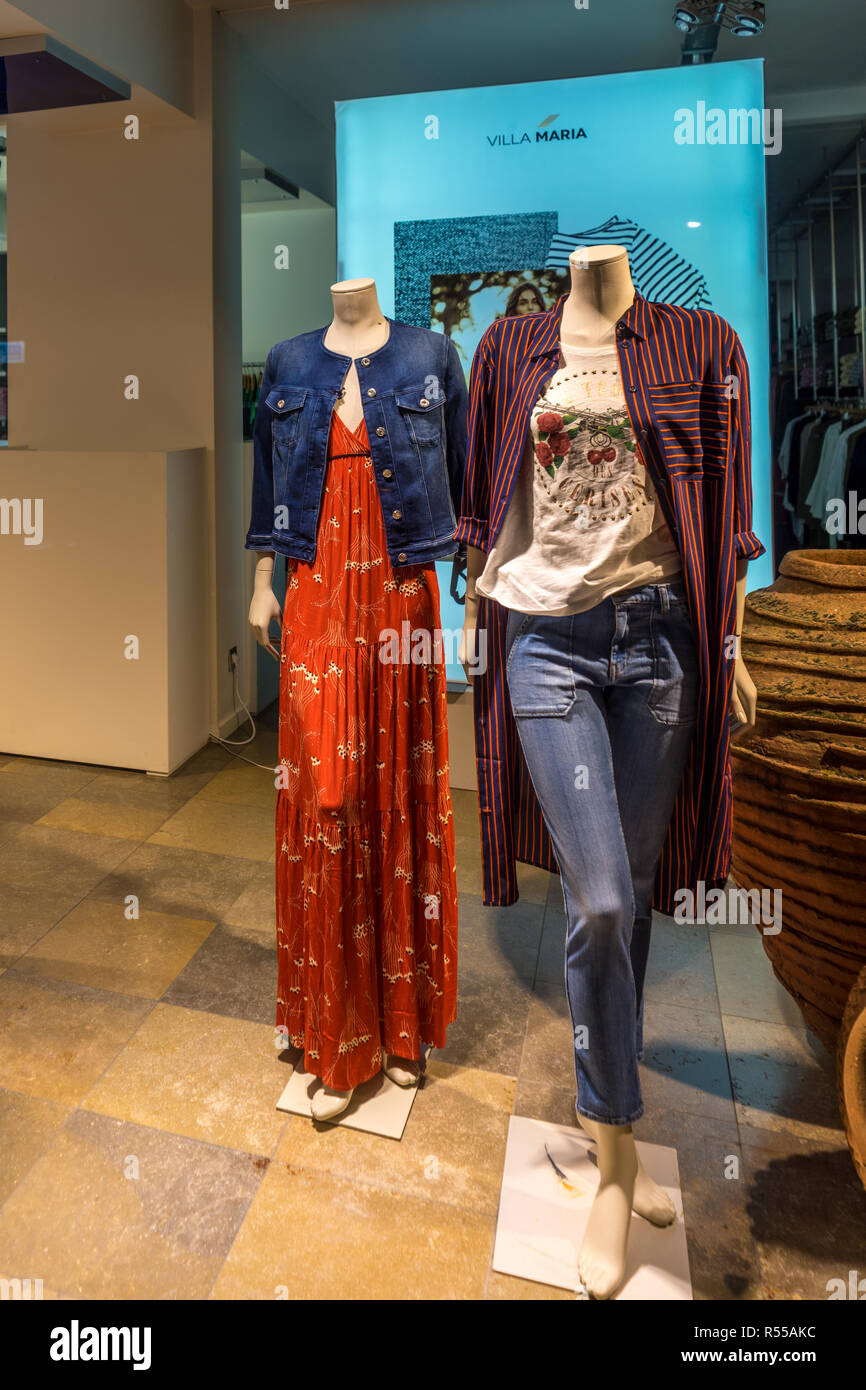 Mannequin medieval clothing hi-res stock photography and images - Alamy