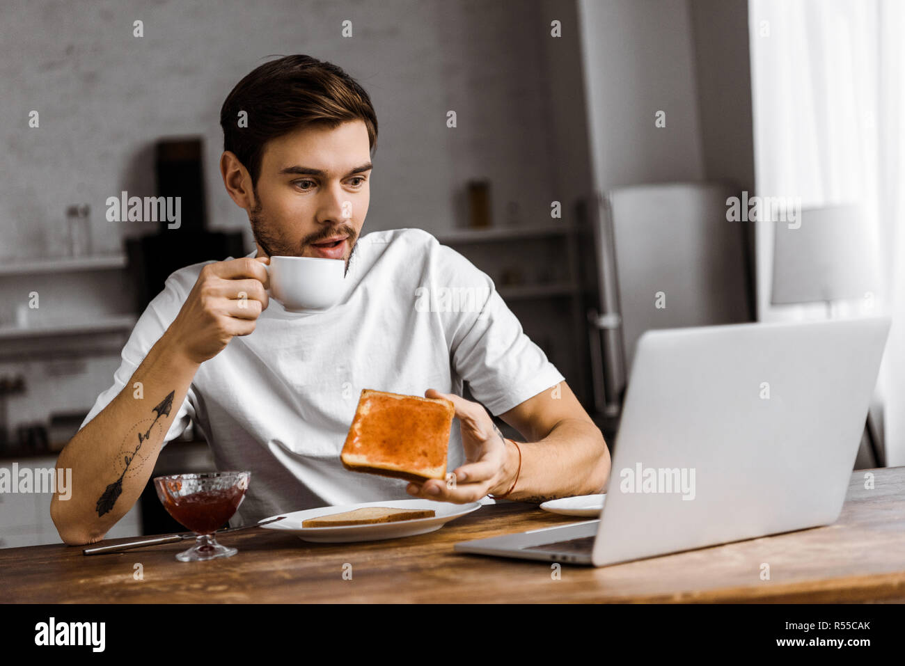 Man eating bread office hi-res stock photography and images - Alamy