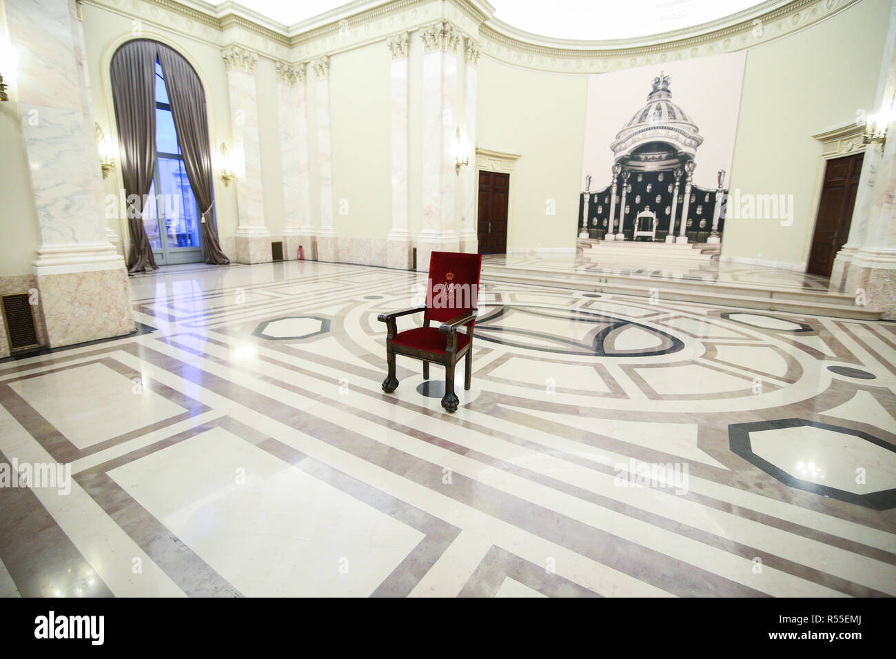 Medieval throne room hi-res stock photography and images - Alamy