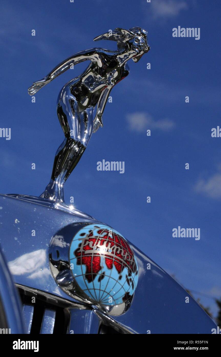 Triumph car badge hi-res stock photography and images - Alamy