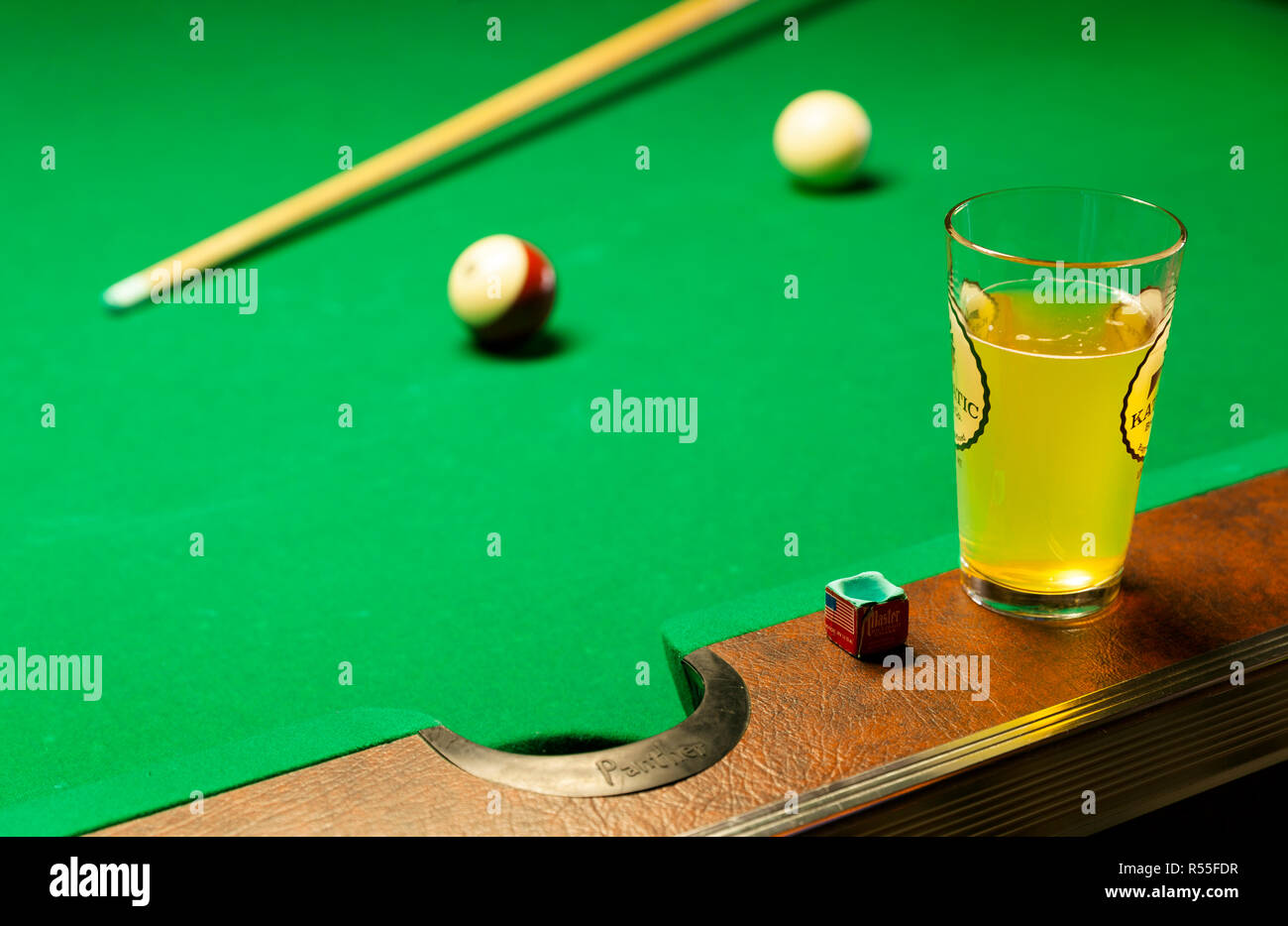 Empty beer glass table hi-res stock photography and images - Alamy