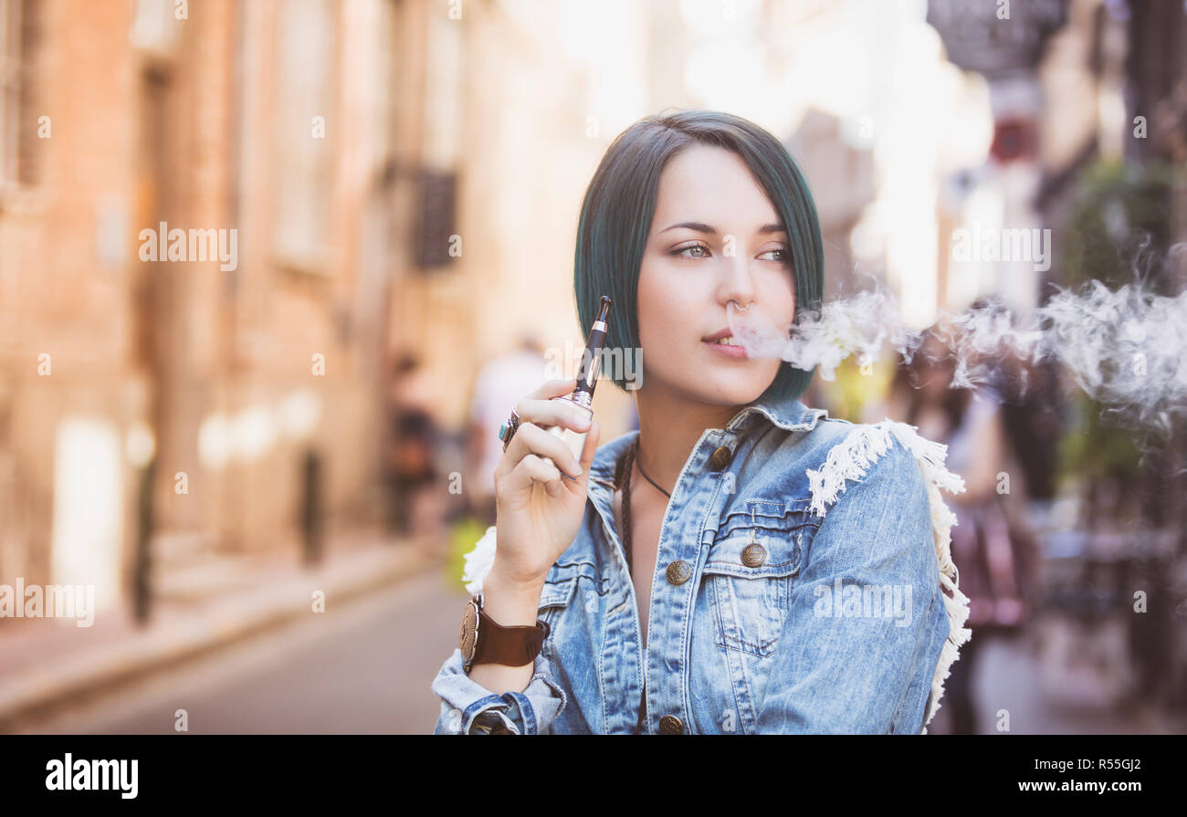 Girl smoking cigarette street hi-res stock photography and images - Alamy