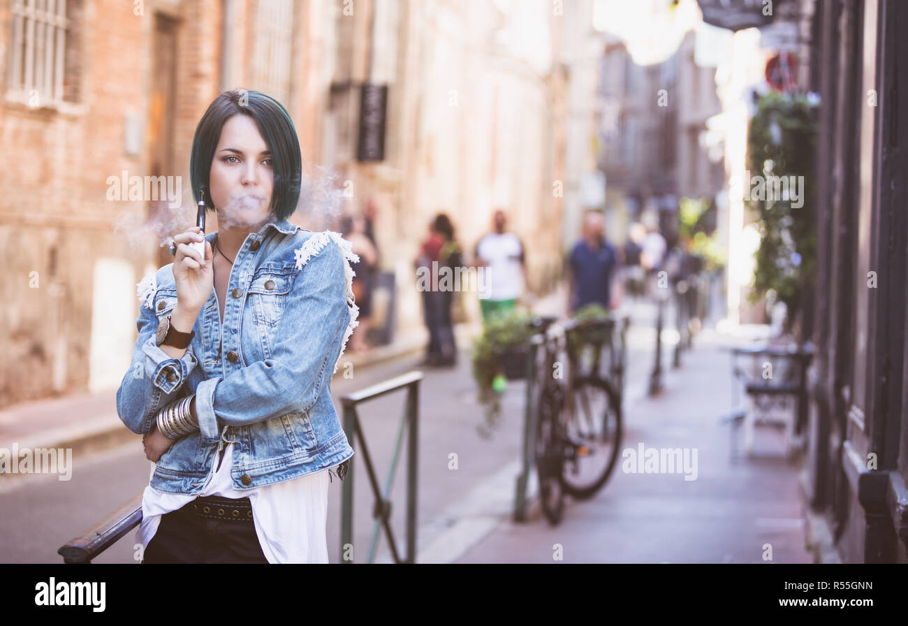 Girl smoking cigarette street hi-res stock photography and images - Alamy