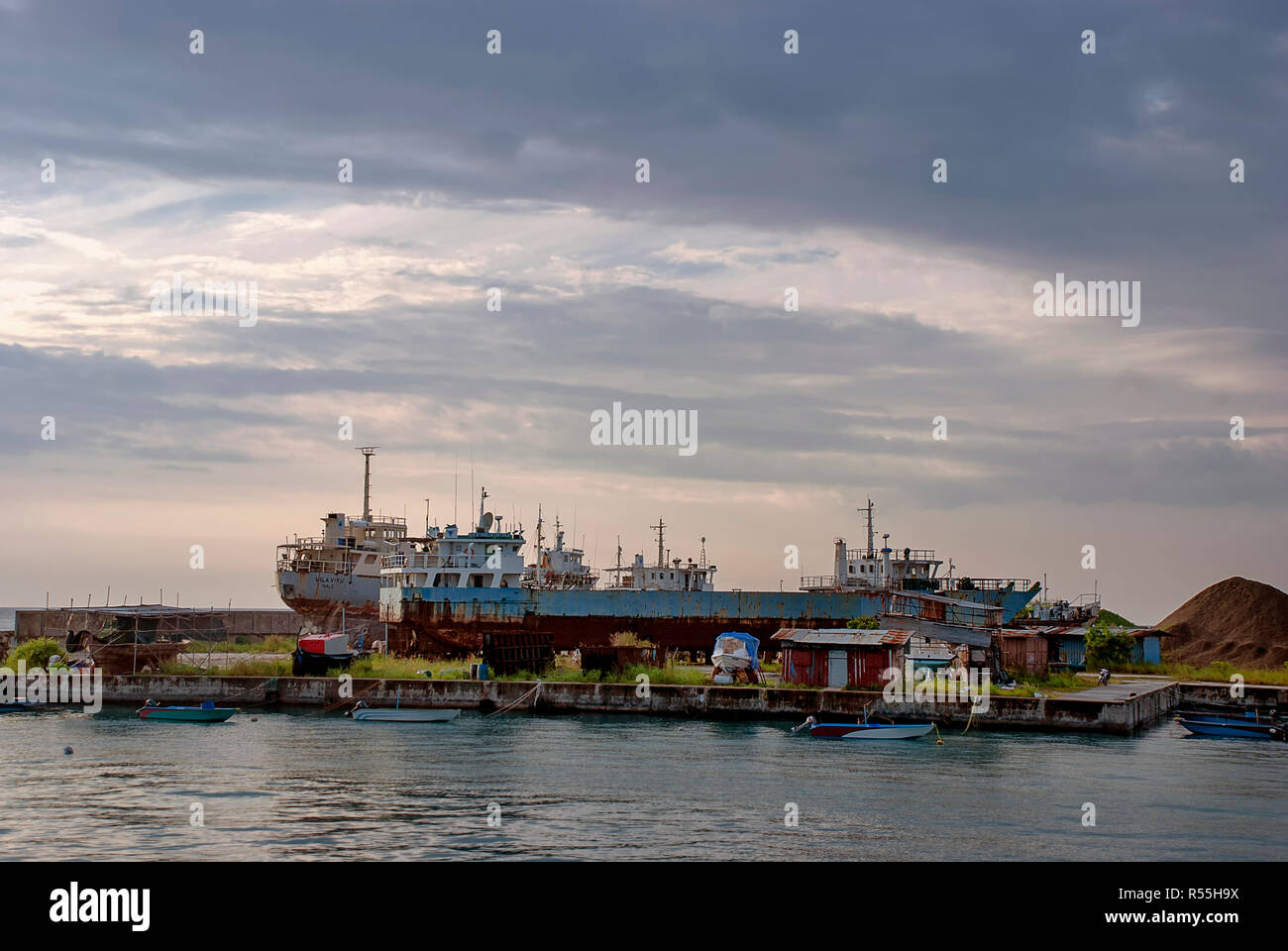 The port at Maamigili in the Alif Dhaal Atoll of the Maldives Stock ...