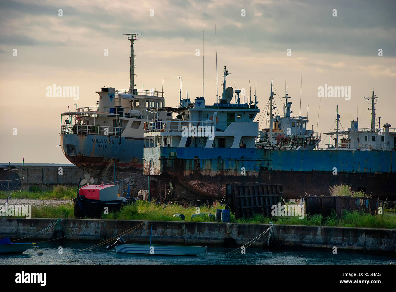 The port at Maamigili in the Alif Dhaal Atoll of the Maldives Stock ...