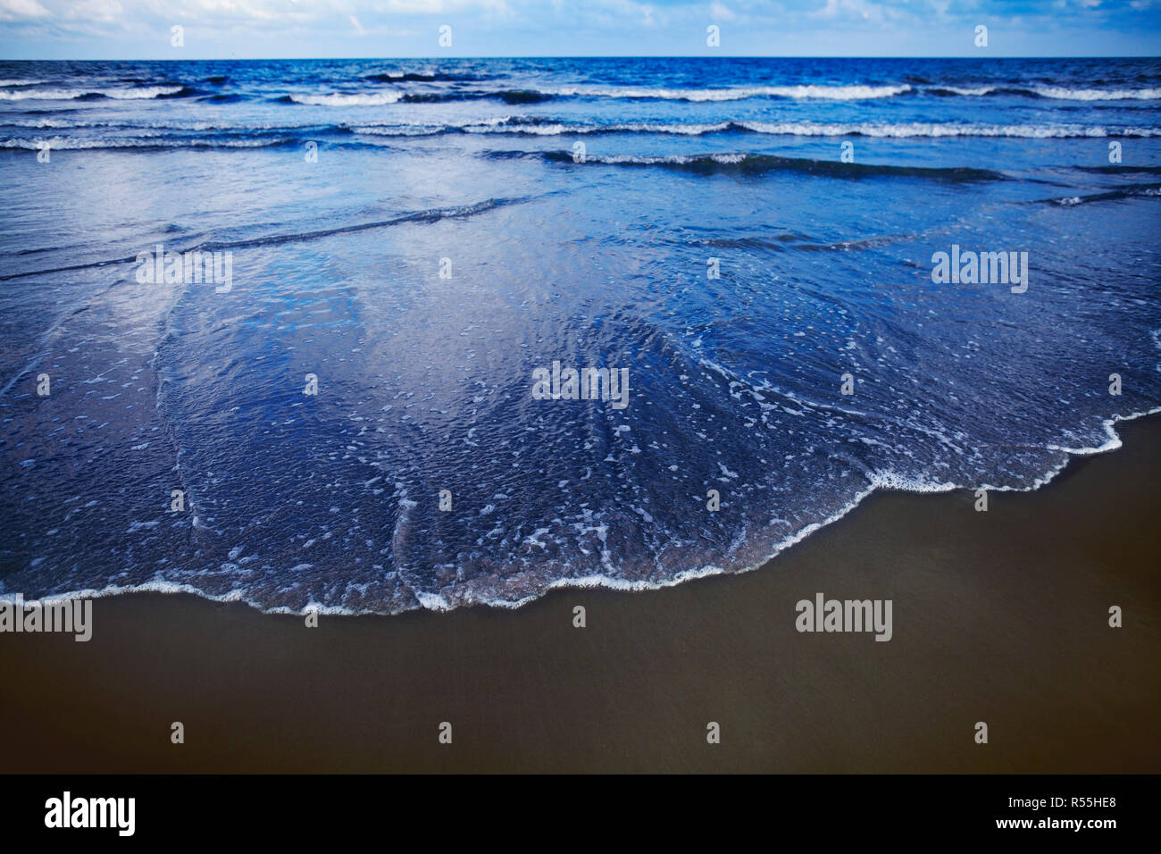 Waves coming into shore at the beach Stock Photo - Alamy