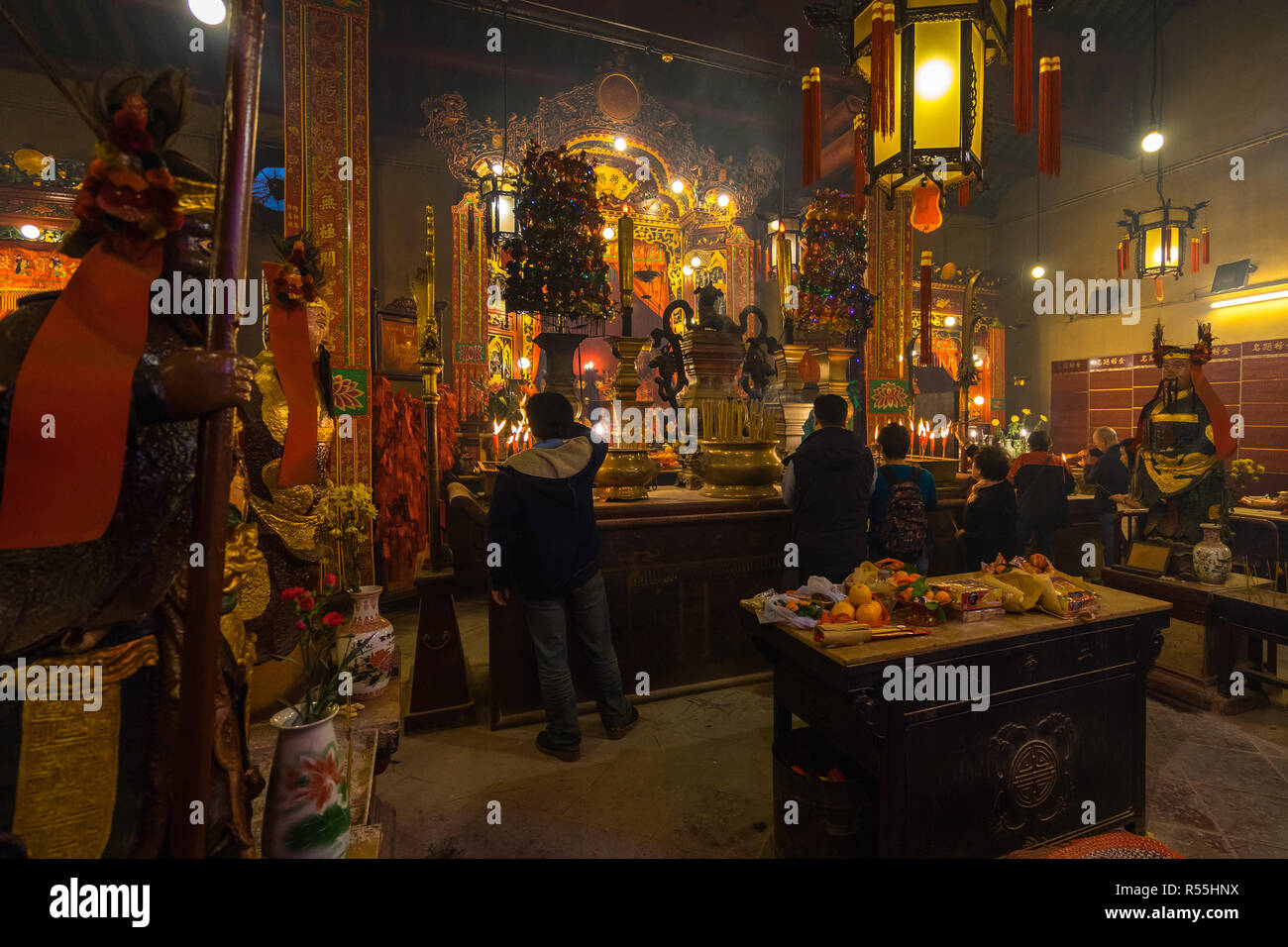 Chinese man praying hi-res stock photography and images - Alamy