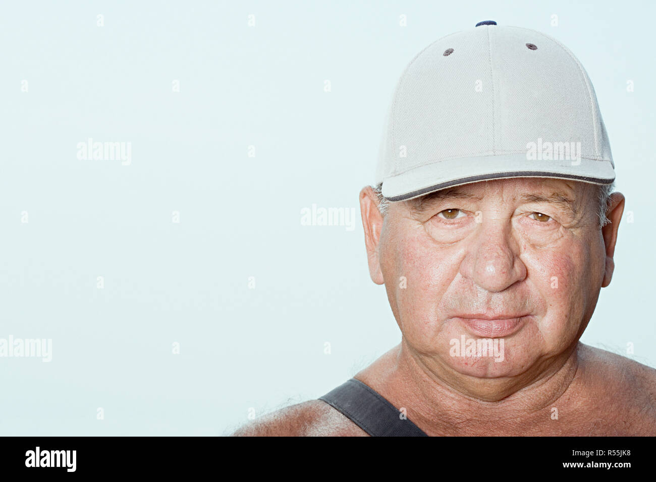 Elderly man wearing baseball cap hi-res stock photography and images ...