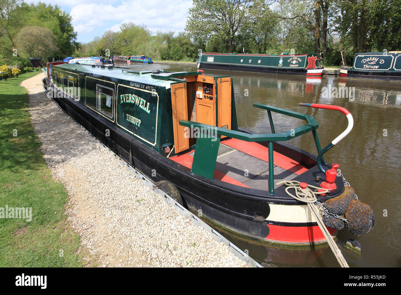 Green painted narrow boat hi-res stock photography and images - Alamy