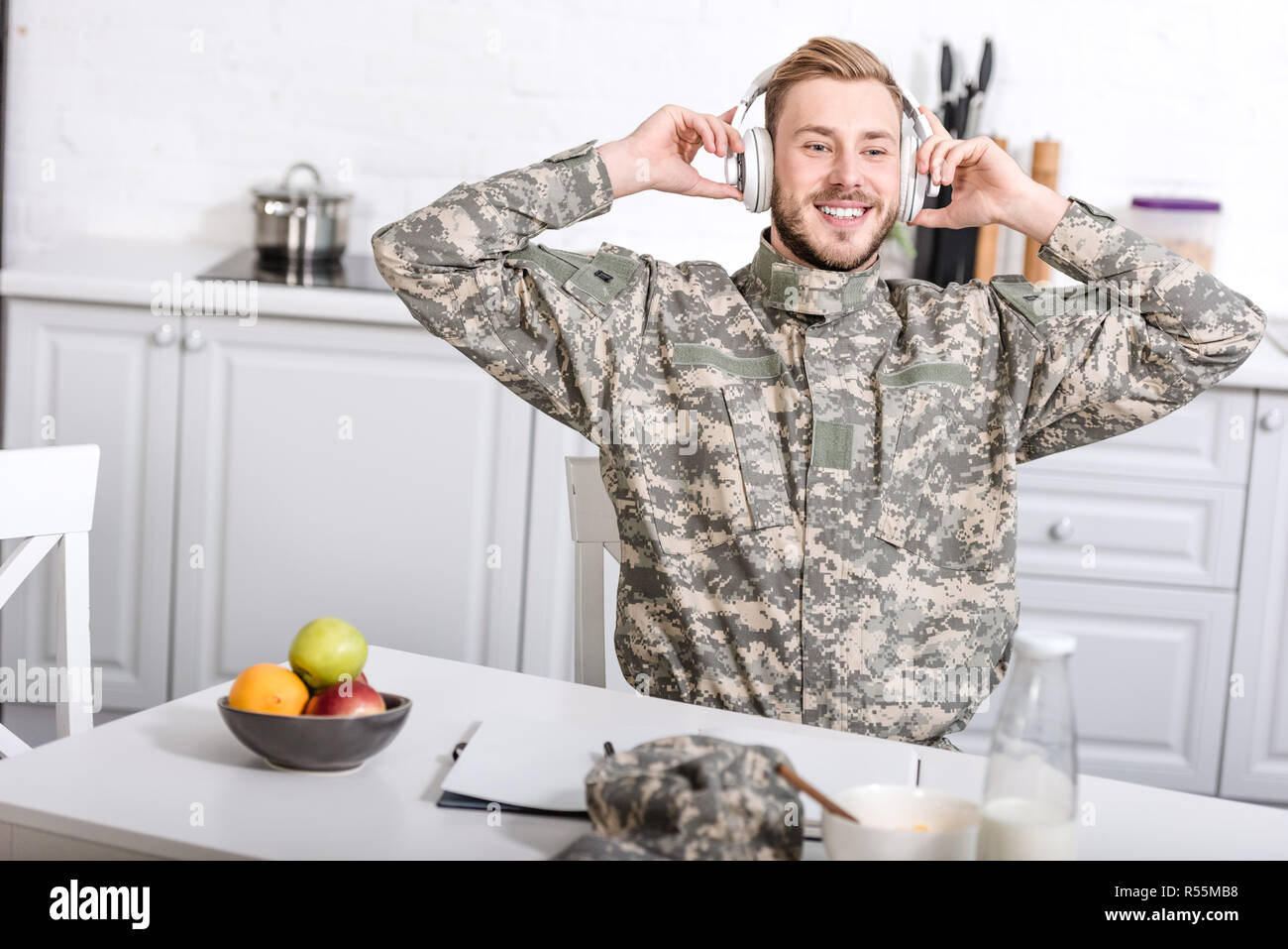 Army soldier uniform sitting food and drink hi-res stock photography ...
