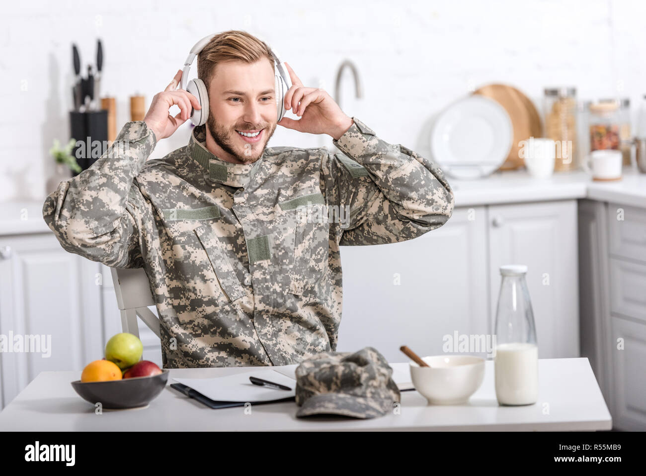 Army soldier uniform sitting food and drink hi-res stock photography ...