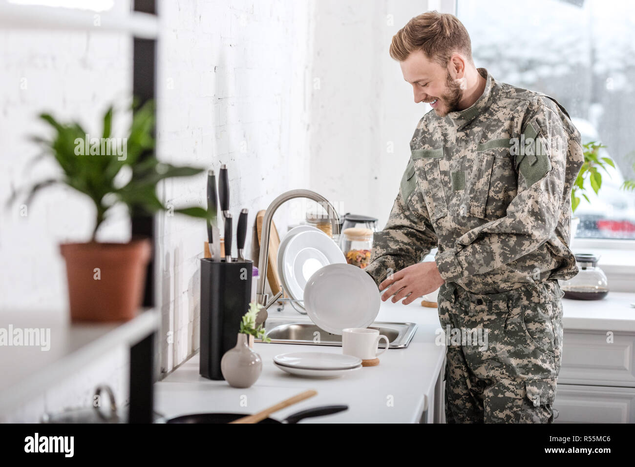 army soldier cleaning dishes in kitchen Stock Photo - Alamy