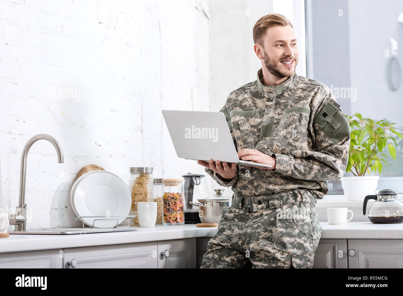 Soldier with laptop hi-res stock photography and images - Alamy