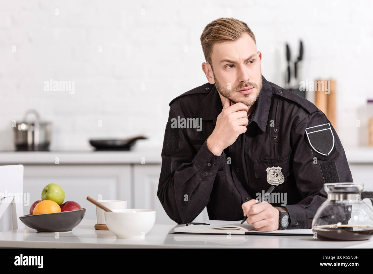 Policeman notebook hi-res stock photography and images - Alamy