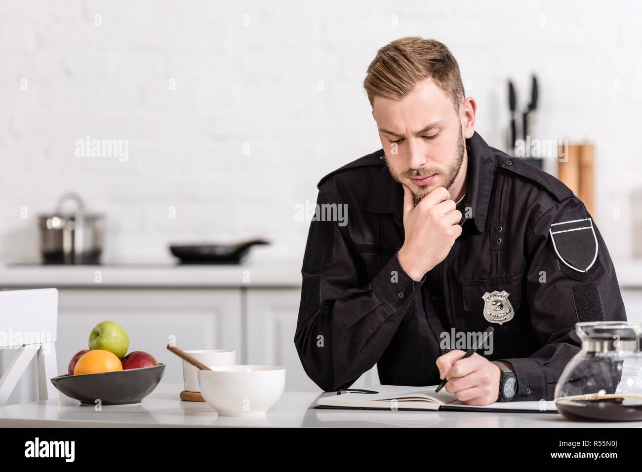 Police officer writing in notebook hi-res stock photography and images ...