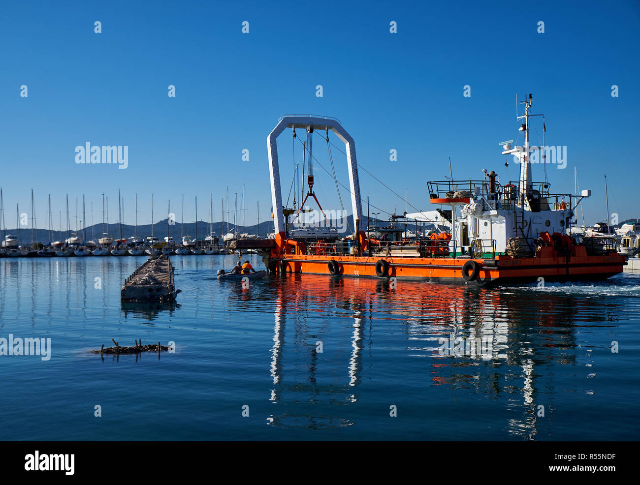 Heavy lift crane barge hi-res stock photography and images - Alamy
