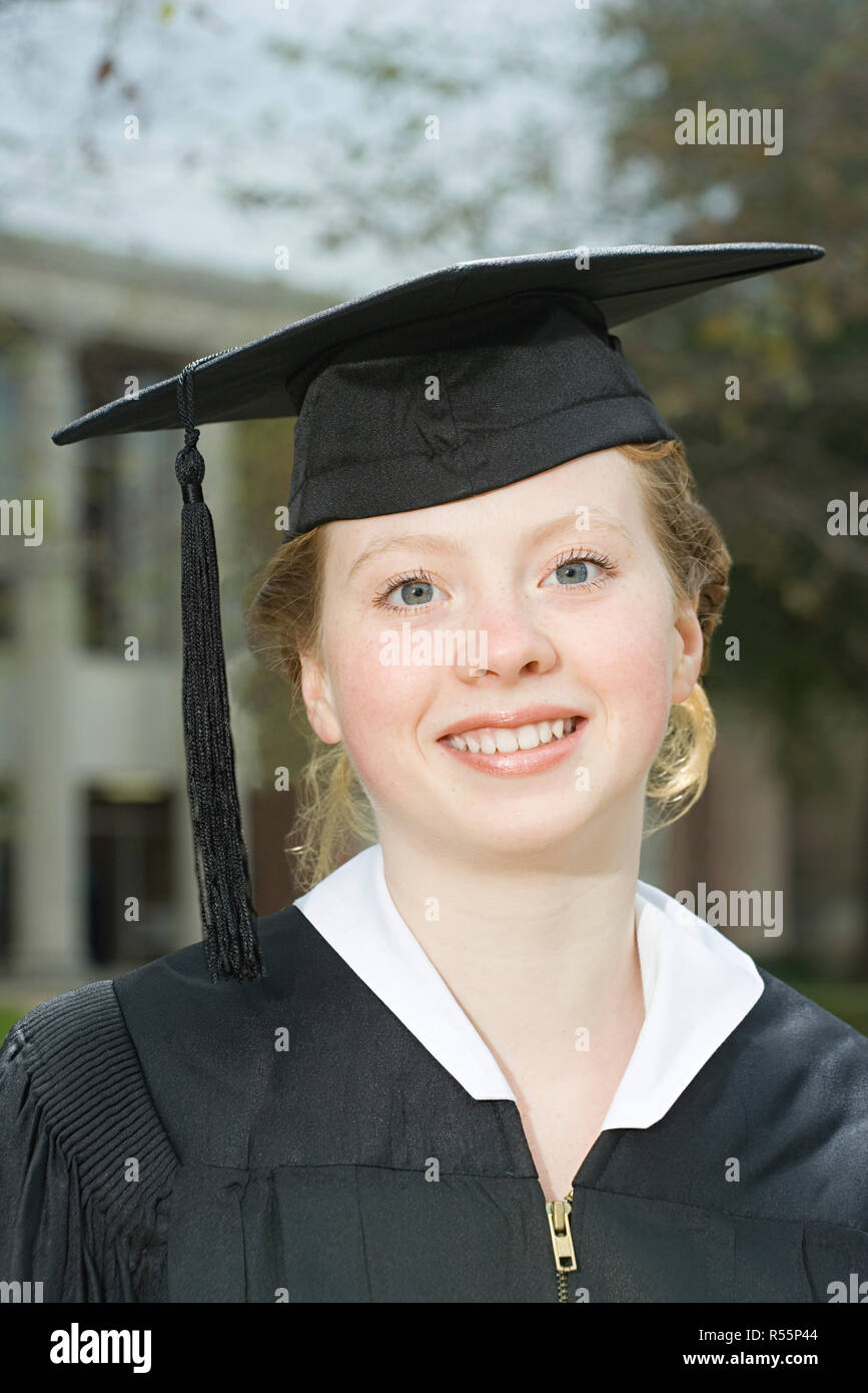 Middle eastern female graduate hi-res stock photography and images - Alamy