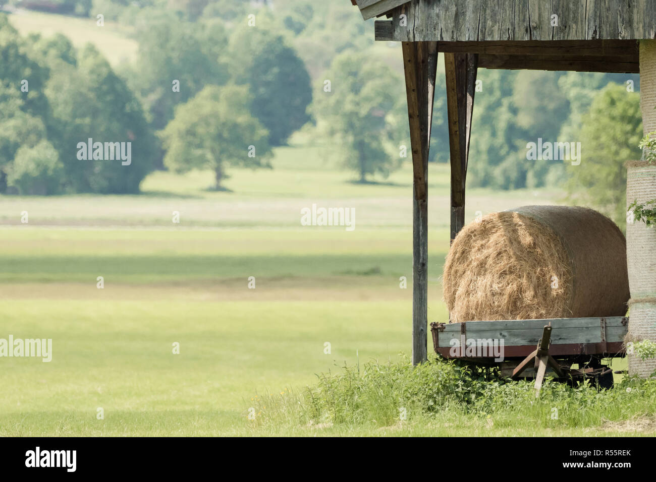Bale hay wagon wheel hi-res stock photography and images - Alamy