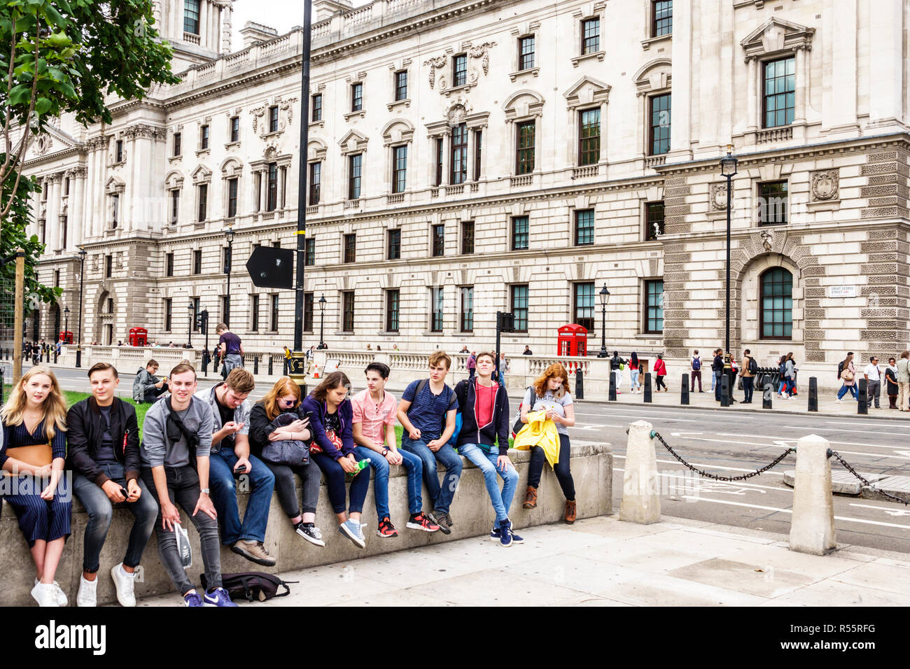 Group of teens boys and girls uk hi-res stock photography and images ...