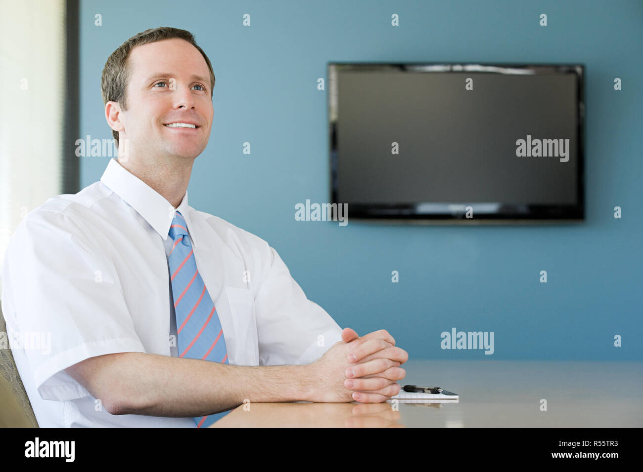 Office worker thinking Stock Photo - Alamy