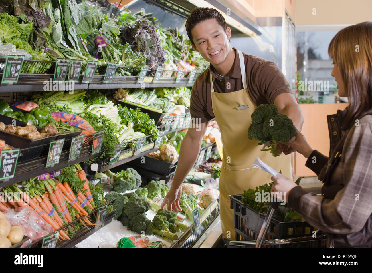 Supermarkets shopping help hi-res stock photography and images - Alamy