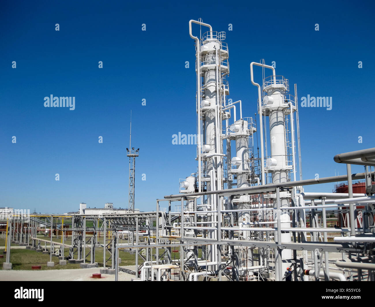 Crude oil refinery distillation column hi-res stock photography and ...