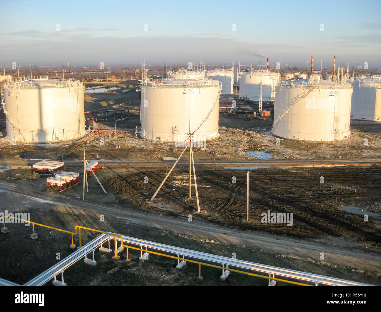Hydrogen fuel storage tanks hi-res stock photography and images - Alamy