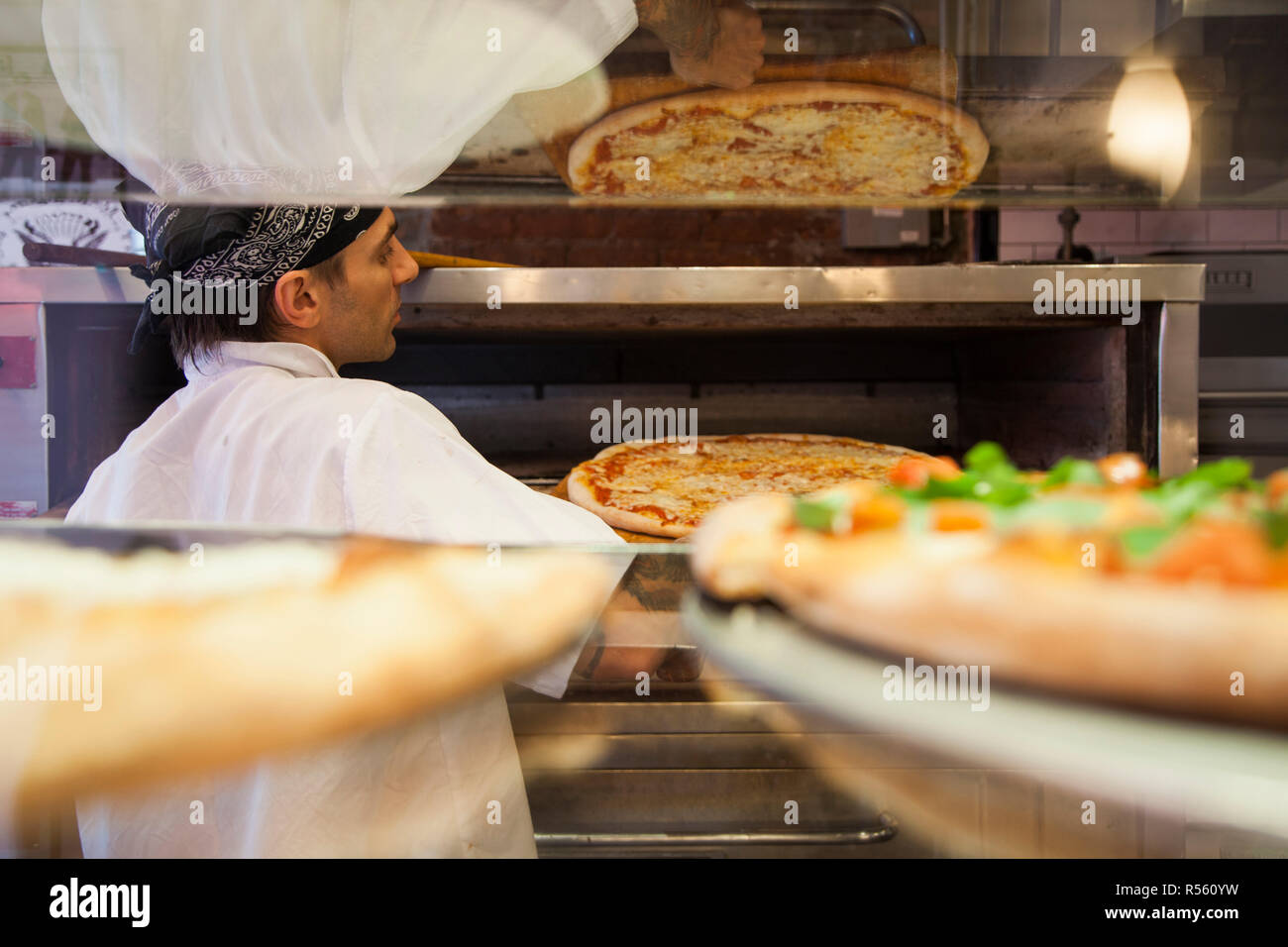 Pizza place chef Stock Photo - Alamy