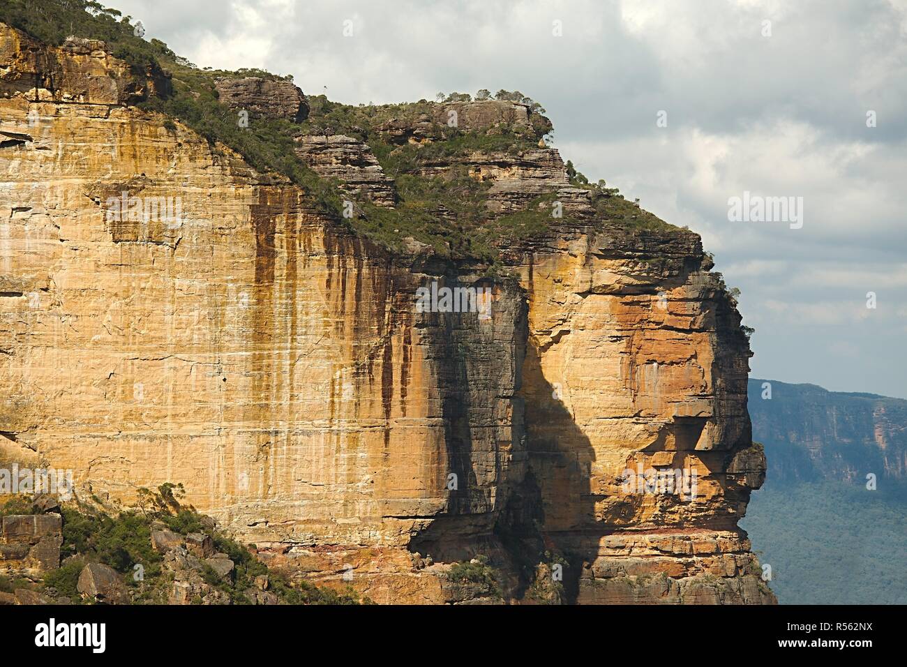 Tall rough rocky cliffs hi-res stock photography and images - Alamy