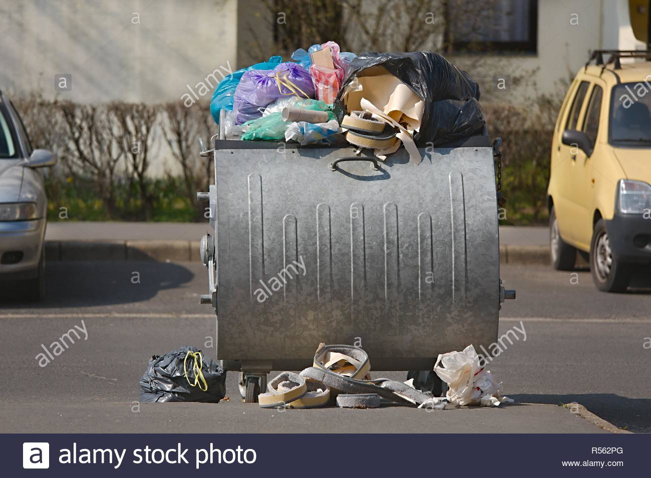 Overflow Dumpster Stock Photos & Overflow Dumpster Stock Images - Alamy