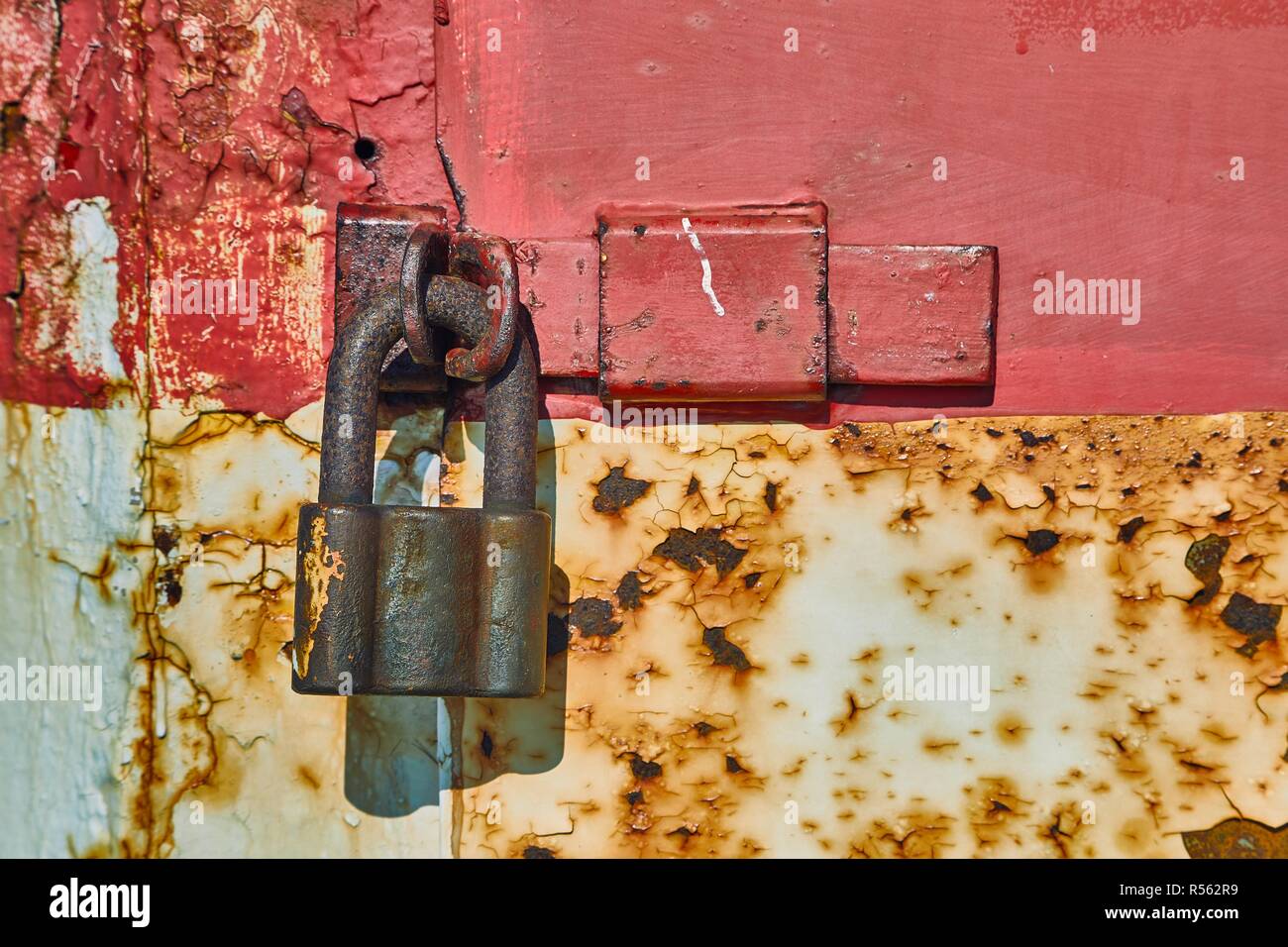 Locked metal gate Stock Photo - Alamy