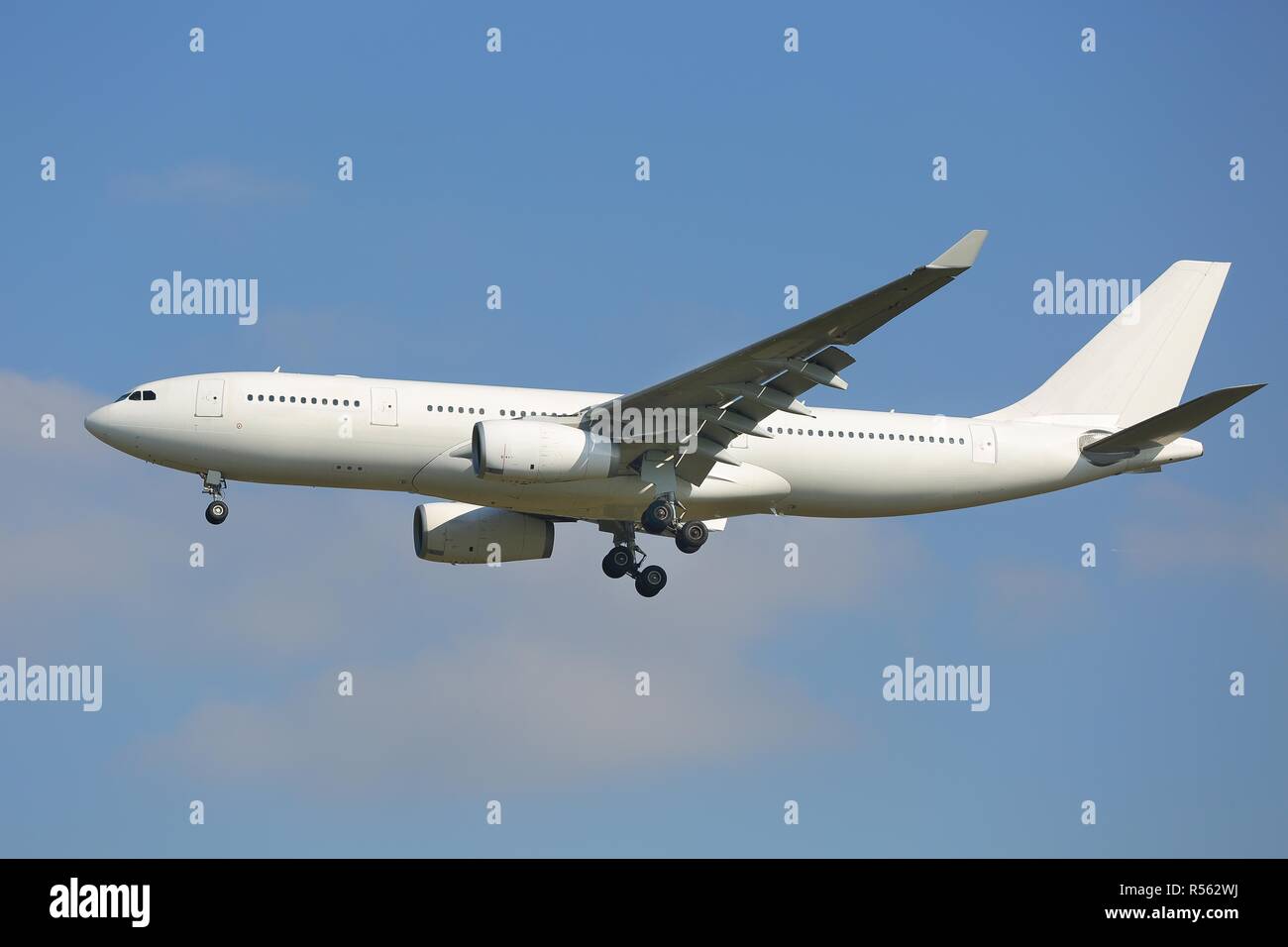Commercial Plane Landing Stock Photo - Alamy
