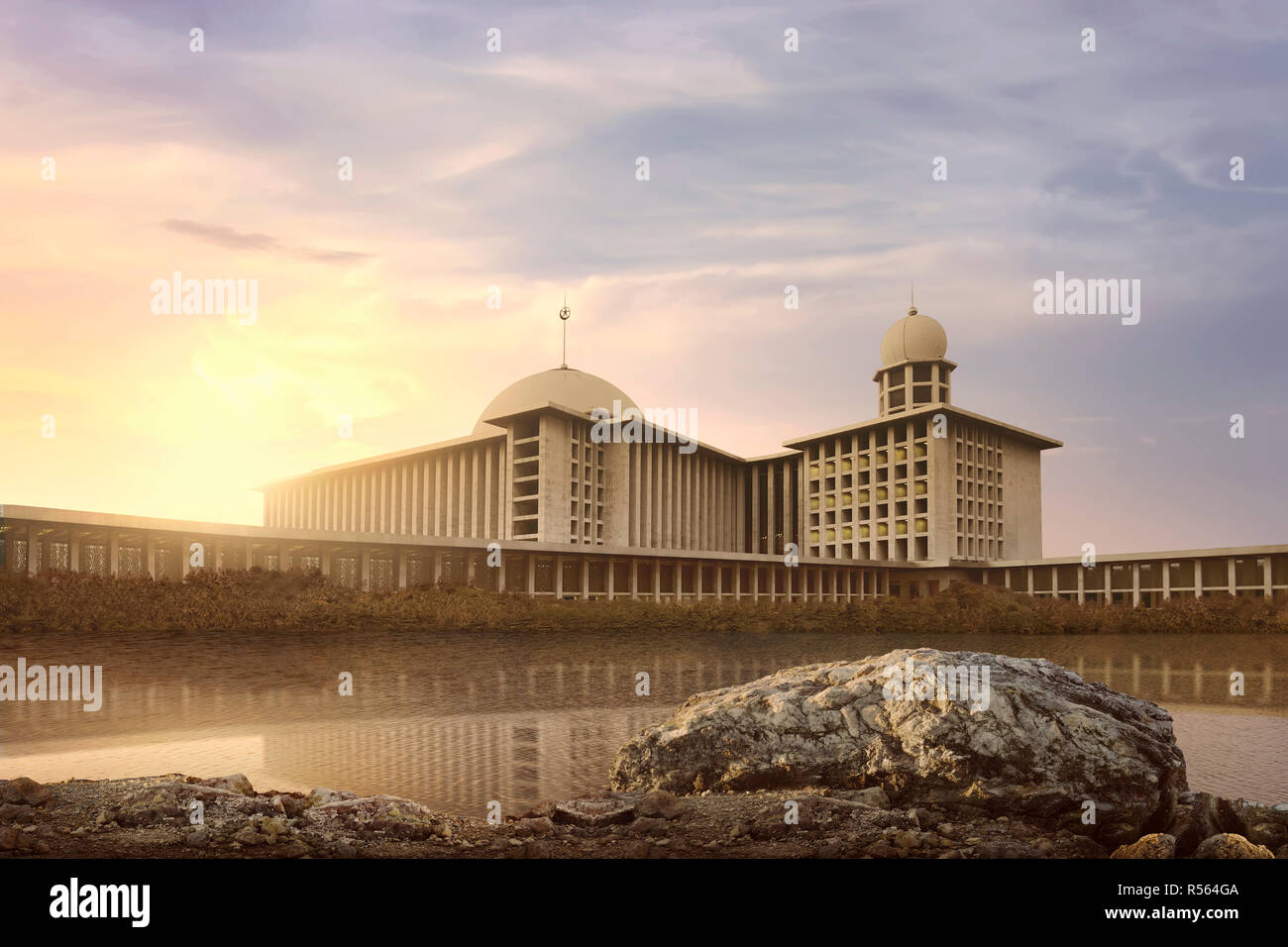 Lake with reflection beautiful and majestic mosque Stock Photo - Alamy