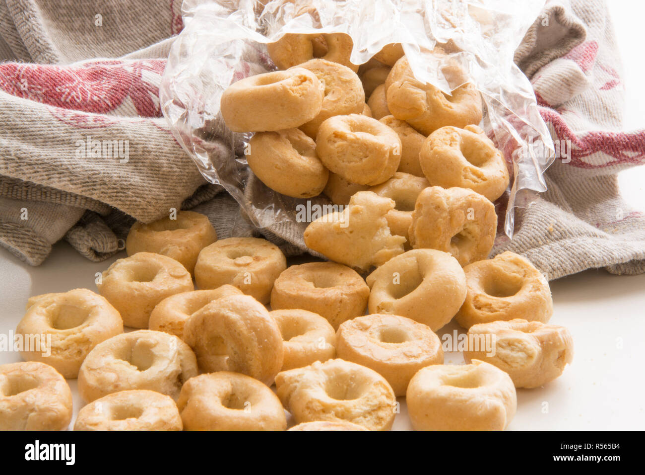 Traditional Italian Tarallucci snack Stock Photo - Alamy