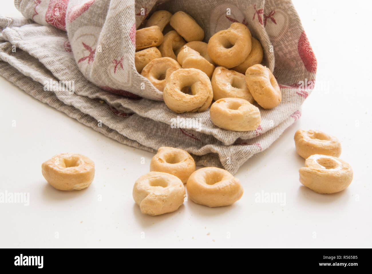 Traditional Italian Tarallucci snack Stock Photo - Alamy