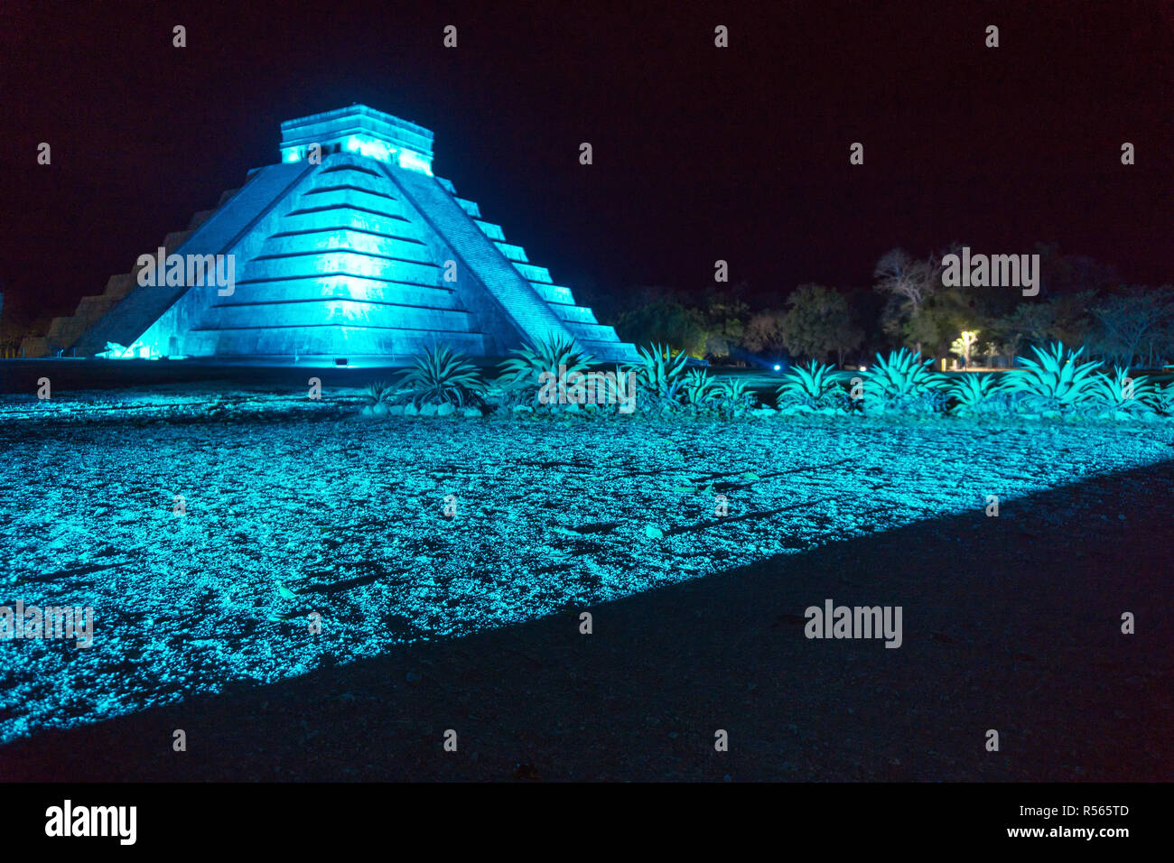 Pyramid of Chichen Itza at Night Stock Photo - Alamy
