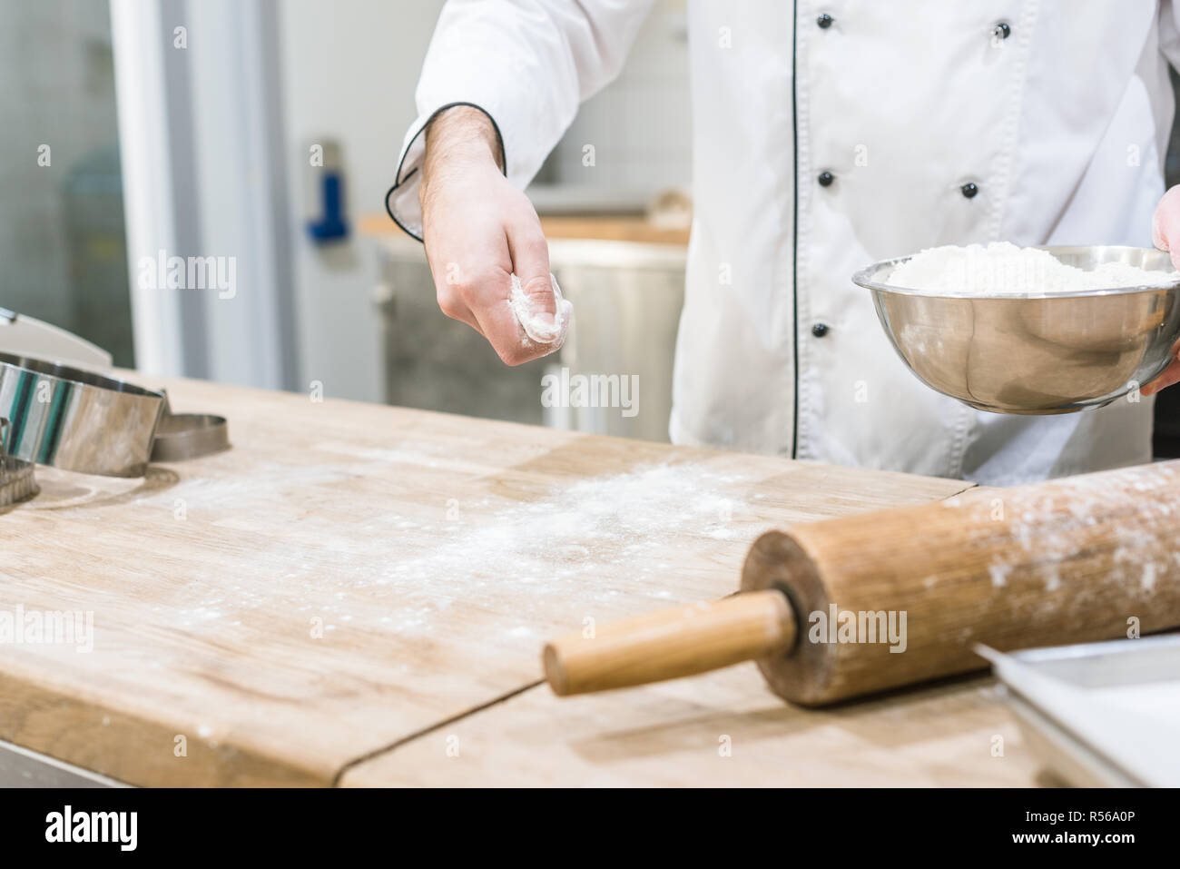 Chef scattering flour hi-res stock photography and images - Alamy