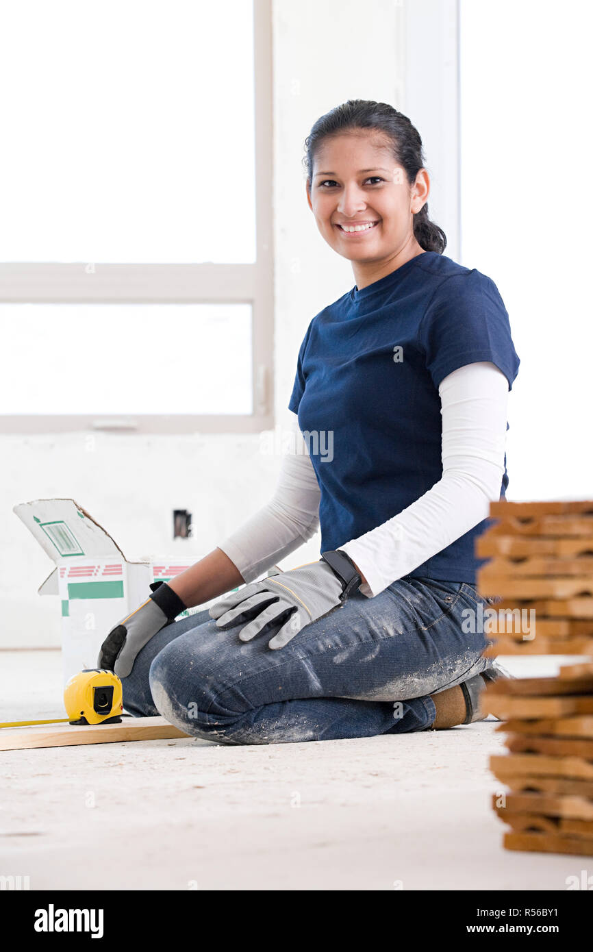 Hispanic female architect model hi-res stock photography and images - Alamy