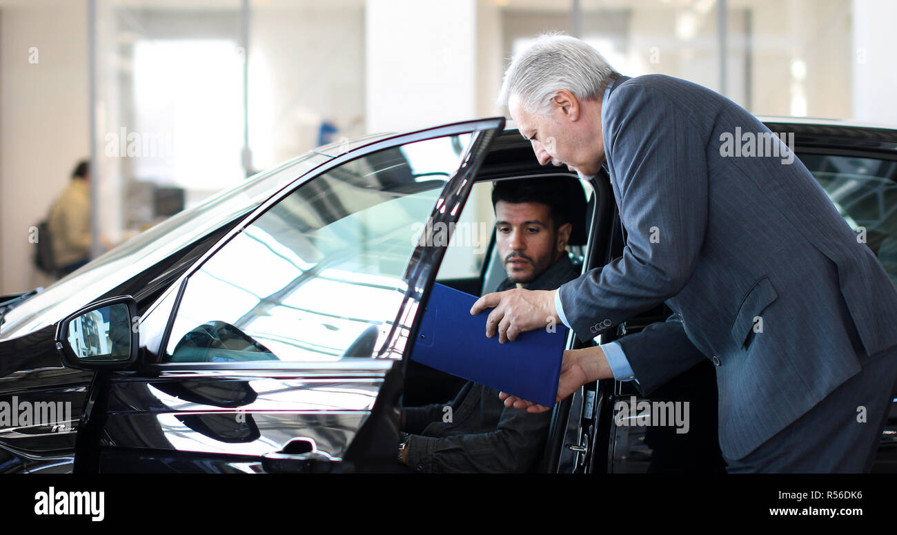 Man try to explain hi-res stock photography and images - Alamy
