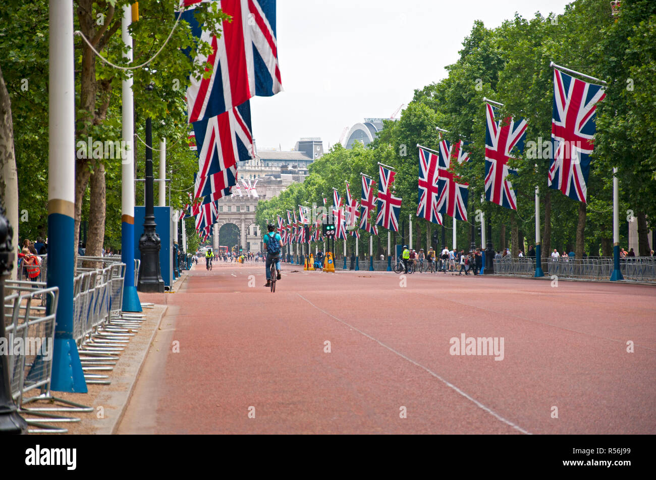Cycling buckingham palace hi-res stock photography and images - Alamy