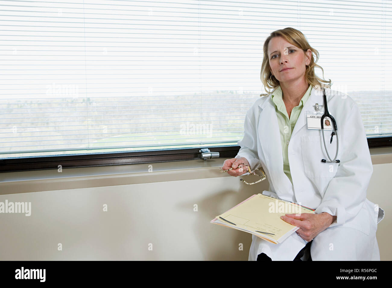 Doctor profile picture hi-res stock photography and images - Alamy